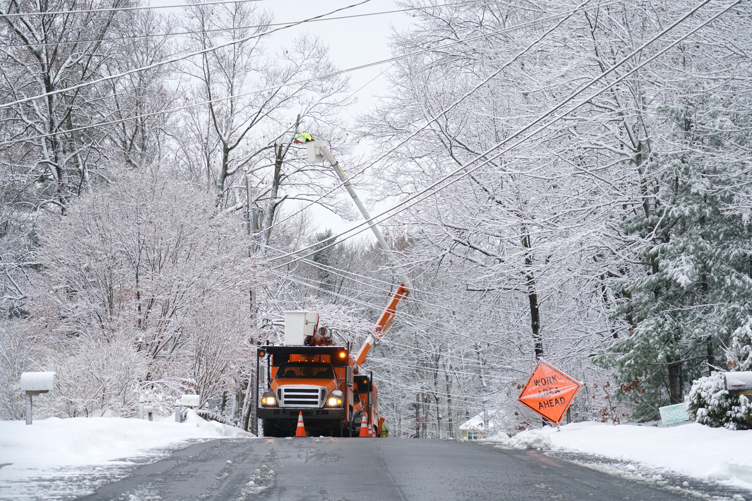 Safety for Line Workers in Severe Winter Weather | Honeywell